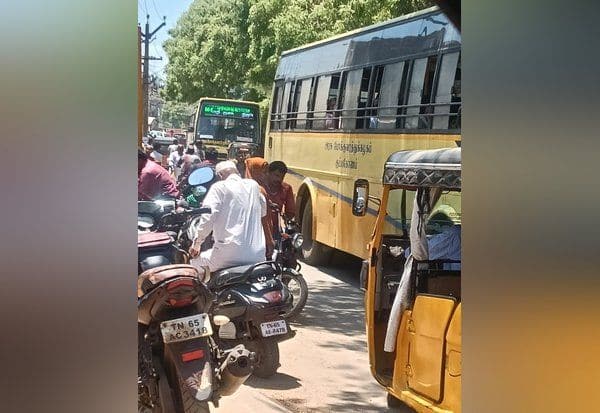 கீழக்கரை பஸ்ஸ்டாண்ட் செல்லும் வழியில் போக்குவரத்து நெரிசல் பஸ் ...