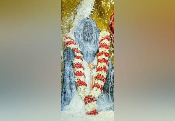 சித்தர் முத்துவடுகநாதருக்கு பாலாபிஷேக விழா