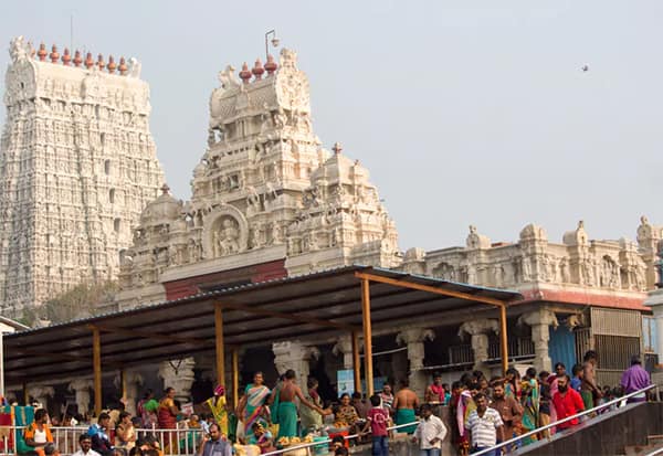 திருச்செந்துார் சுப்பிரமணிய சுவாமி கோவில் அதிகாரிகளை கூண்டோடு மாற்ற முடிவு