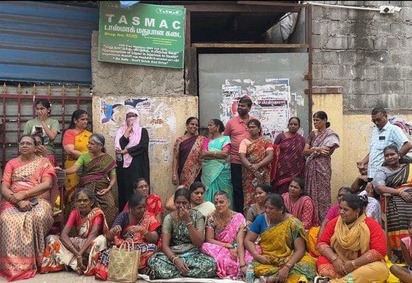 டாஸ்மாக் கடையை முற்றுகையிட்ட பெண்கள்