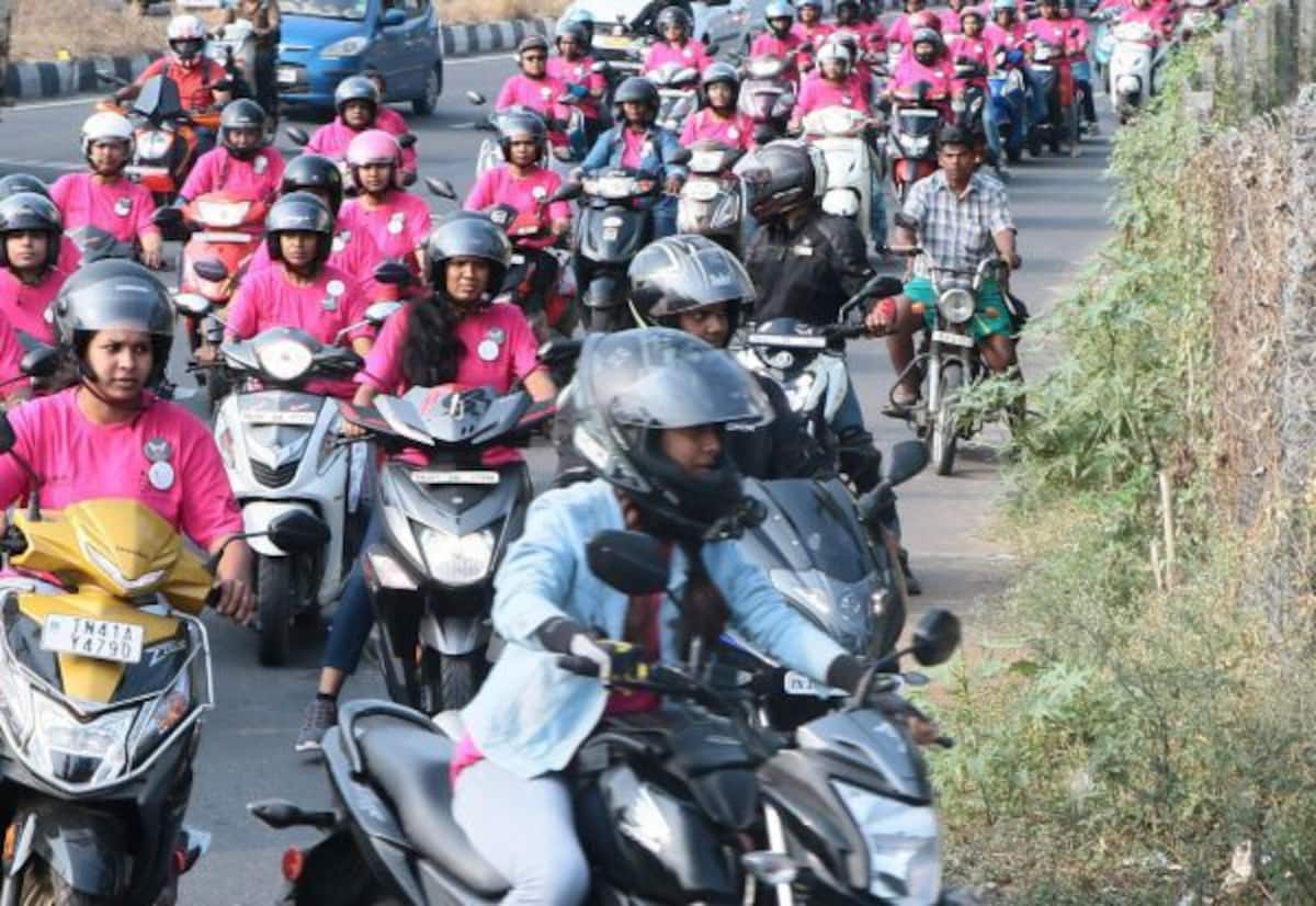 பெண்கள் பாதுகாப்புக்கு பைக் பேரணி:சீருடை அணிந்து அசத்தல்